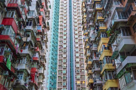 这组照片告诉你，香港居民的生活环境是多么的拥挤！居民楼香港岛一线天新浪网