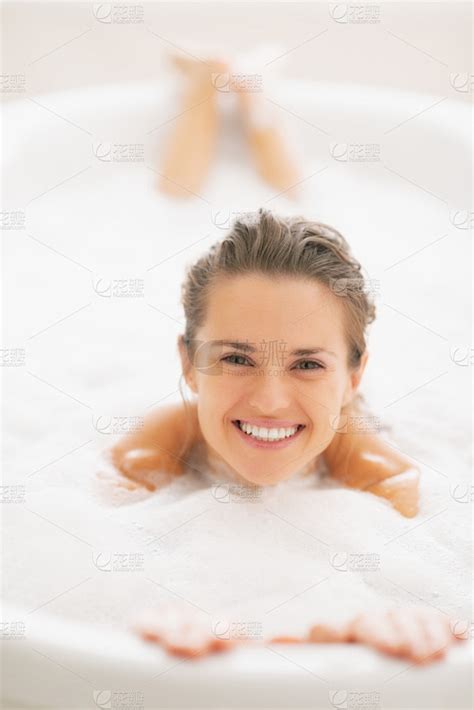 微笑位躺在浴缸里的女人