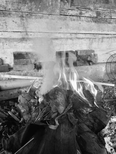 Un Incendio Que Quema Basura En Una Casa Imagen De Archivo Imagen De