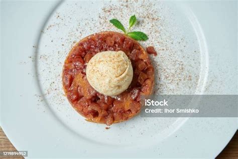 나무 배경에 흰색 접시에 아이스크림 한 스쿱과 쇼트 크러스트 페이스트리에서 갓 구운 사과 파이 맛있는 아침 식사 페이스트리 0명에 대한 스톡 사진 및 기타 이미지 Istock