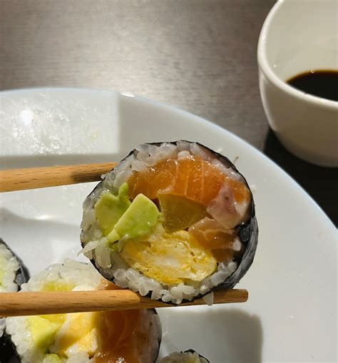 연어아보카도롤 혹은 연어김밥