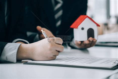 房地产经纪人提交文件供客户签署销售合同高清图片下载 正版图片506139574 摄图网
