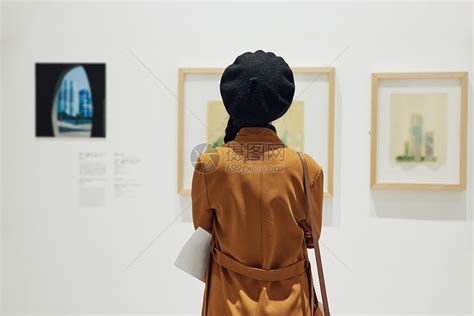看展的文艺女青年背影高清图片下载 正版图片502367117 摄图网