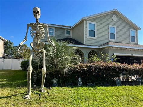 Home Depots 12 Foot Skeletons Bring Strangers Together And 50 Off
