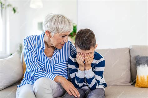 Vovó Amorosa E Compreensiva Abraçando O Garotinho Chorando Consolando
