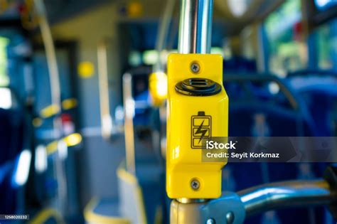 버스 내부 무료 Usb 충전 포트 버스에 대한 스톡 사진 및 기타 이미지 버스 Usb 포트 무선 기술 Istock
