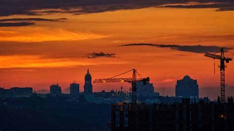 黄色い夕焼けの空を背景に建設中の建物とクレーンのシルエット ウクライナのストックフォトや画像を多数ご用意 ウクライナ カラー画像