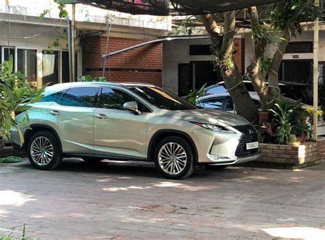 Xe sang Lexus của kiều nữ lừa đảo hàng chục tỉ đồng đang bị kê biên nghi vẫn tung tăng trên phố