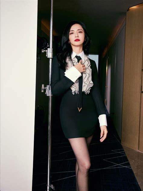 姚晨穿紧身裙勾勒好身材 抹红唇气场全开女王范——上海热线娱乐频道