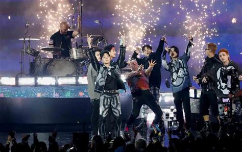 Foto Tampil Satu Panggung Bts Dan Coldplay Goncang American Music