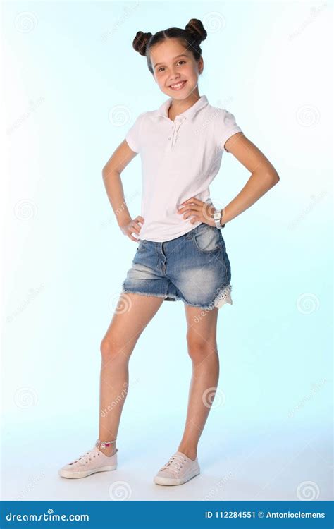 La Piena Crescita Snella Felice Della Ragazza Del Bambino In Denim