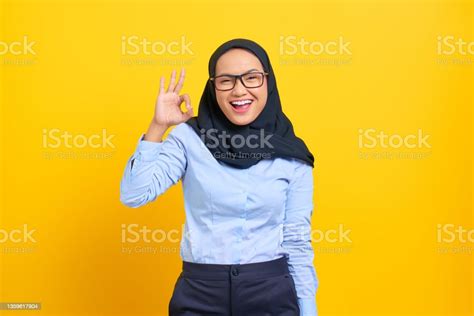 노란 배경에 고립 된 괜찮은 제스처를 보여주는 쾌활한 젊은 아시아 여성의 초상화 25 29세에 대한 스톡 사진 및 기타 이미지 25 29세 경외감 긍정적인 감정 표현