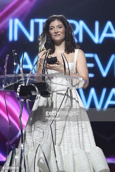 Lorde Recieves An International Achievement Award At The 2017 News