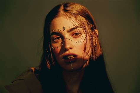 Une Personne Avec De La Peinture Sur Le Visage Photo Photo İzmir
