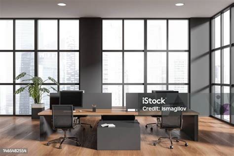 Pc 컴퓨터와 고층 빌딩의 파노라마 창이 있는 회색 작업 구역 내부 0명에 대한 스톡 사진 및 기타 이미지 0명 3차원 형태 가구 Istock