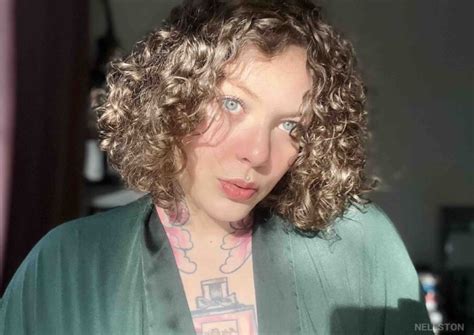 Nell Ston She Knows Exactly How To Tease And Please About Cam Girls