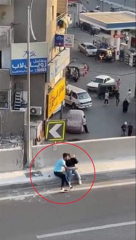 فيديو لشاب وفتاة يرتكبان فعلا فاضحا أعلى كوبري بوضح النهار وتحرك