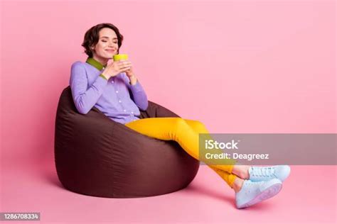 전체 길이 프로필 측면 사진 소녀 앉아 갈색 콩 의자 냄새 커피 컵 향기 고립 된 핑크 컬러 배경 마시기에 대한 스톡 사진 및 기타 이미지 Istock
