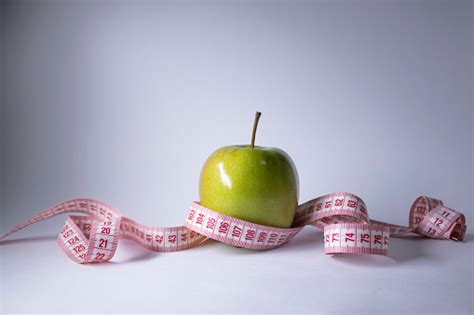 녹색 사과 위에 빨간 측정 테이프 다이어트와 건강한 삶 체중 감소 개념 맨 위 보기입니다 공간을 복사합니다 격리 흰색 배경 가냘픈에 대한 스톡 사진 및 기타 이미지 Istock