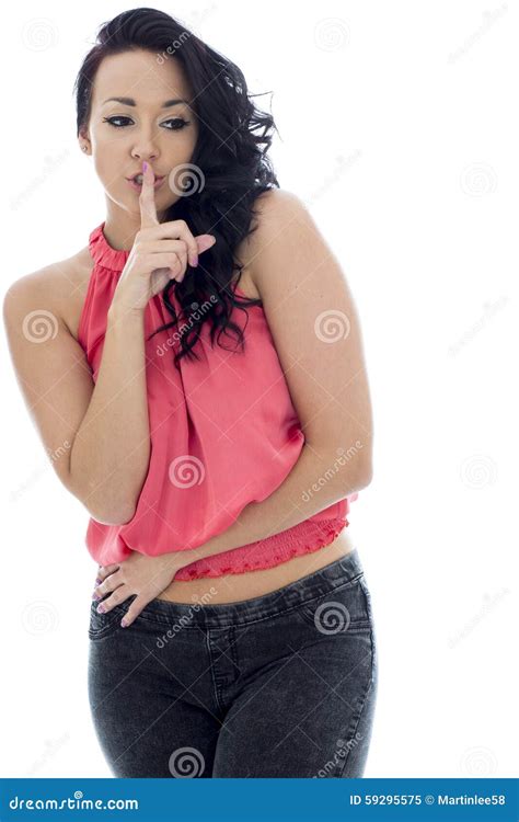 Сексуальная молодая испанская женщина держа секрет с ее пальцем на ее губах нося розовую верхнюю