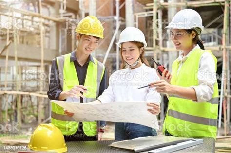 건설 현장에서 청사진을 확인하는 아시아 엔지니어 팀 20 24세에 대한 스톡 사진 및 기타 이미지 20 24세 30 34세 건설 산업 Istock