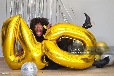 40 생일 파티에서 40 생일 황금 풍선을 가지고 노는 아프리카 여성 아프리카 민족에 대한 스톡 사진 및 기타 이미지 아프리카 민족 코미디언 금색 Istock