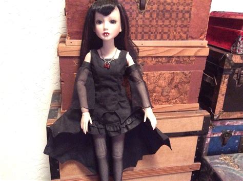 Ashton Drake Delilah Noir Once Bitten Vampire Doll 2 Outfits And Wigs