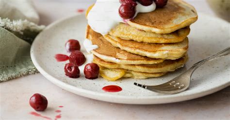 휘핑 크림과 딸기를 얹은 팬케이크 더미 사진 Unsplash의 팬케이크 아침 식사 이미지