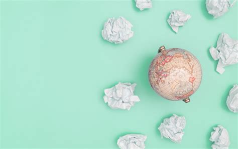 여행 공간 개념을위한 종이 구름과 푸른 하늘에 빈티지 글로브 0명에 대한 스톡 사진 및 기타 이미지 0명 구름 낮 Istock