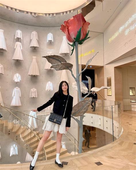 Jisoo Cứ Mặc đồ đen Là Bùng Nổ Visual Nhiều Kiểu Phối đơn Giản Mà Max