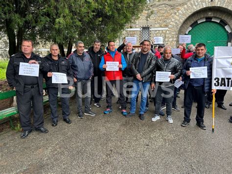 С искане за по високи заплати Надзиратели от затвора във Враца излязоха на протест снимки