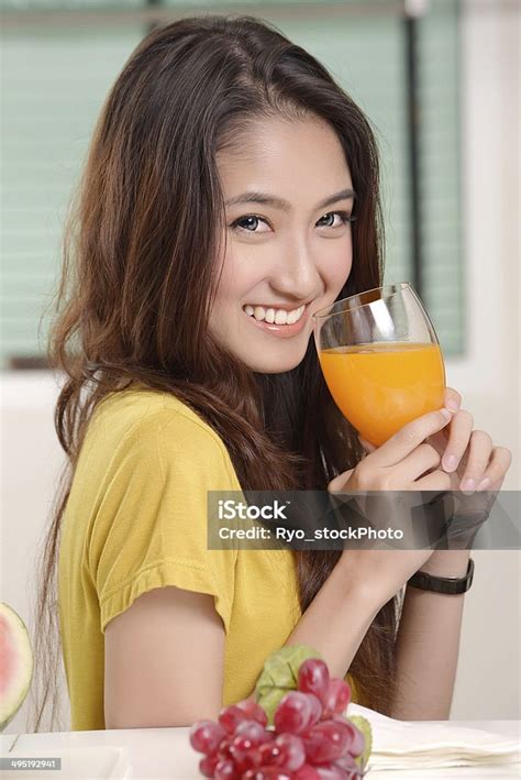 아시아판 젊은 여자대표 귀여운 여자 술마시기 오렌지 주스 귀여운에 대한 스톡 사진 및 기타 이미지 귀여운 동의 명랑한