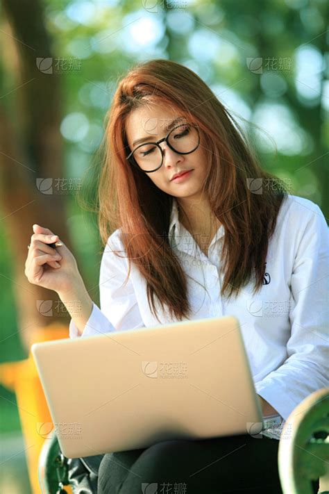 笔记本电脑女人亚洲自然美派克大街垂直画幅美美人夏天户外