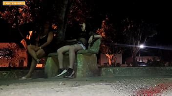 UM CARA FUDIDO NAO PODE PAGA O MOTEL E QUIS SEXO DUAS GAROTAS EM PRAÇA APOS UMA FESTA EM