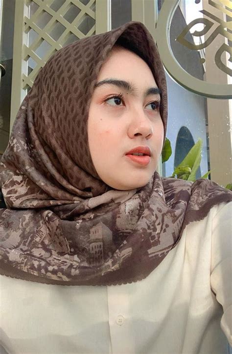 Ootd Hijab Kerudung Motif - Coklat | Jilbab ootd, Gaya hijab, Selebriti