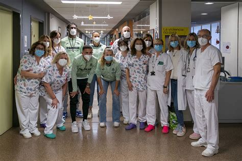 El Villarreal reparte ilusión en el Hospital de La Plana comunidad