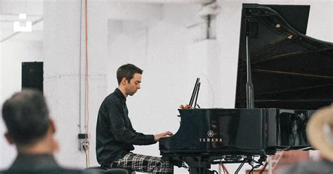 방 안의 의자에 앉아있는 두 남자 근처 무대 위에서 피아노를 연주하는 남자 사진 Unsplash의 무료 회색 이미지