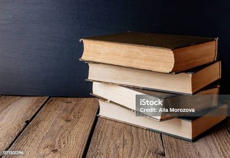 책 배경에 소박한 스타일의 나무 테이블에 쌓여 학교 칠판 학교에 다시 오신 것을 환영합니다의 개념 복사 공간 0명에 대한 스톡