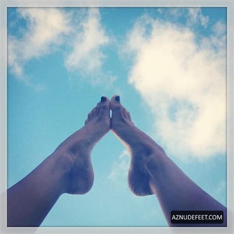 Laura Archbold Feet Aznudefeet