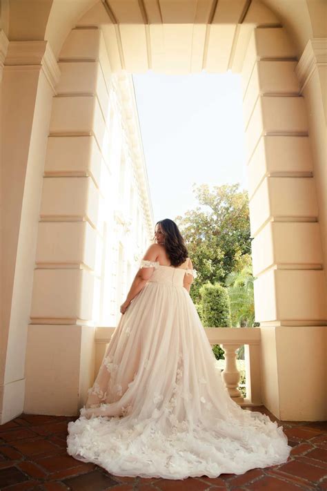 Simple Plus Size 3d Floral Ballgown Wedding Dress With Detachable Sleeves