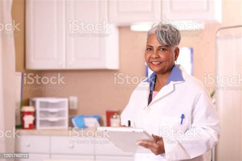 사무실 진료소 병원에서 디지털 태블릿을 사용하는 여성 의사 Mental Wellbeing에 대한 스톡 사진 및 기타 이미지 Mental Wellbeing 건강관리와