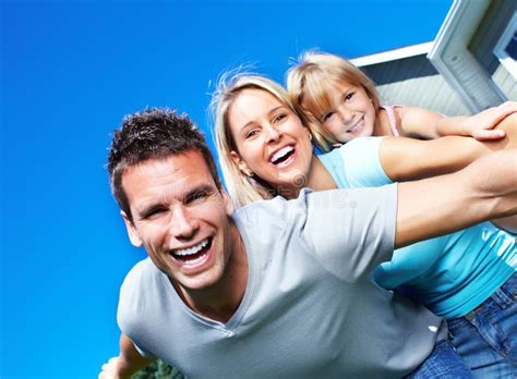 Familia Feliz Foto De Archivo Imagen De Casado Amor 32541786