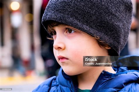 니트 모자를 쓰고 멀리 보고 있는 진지한 펜시브 어린 소년 4 5세에 대한 스톡 사진 및 기타 이미지 4 5세 고독 부정적인 감정 표현 고등학교 이하 Istock