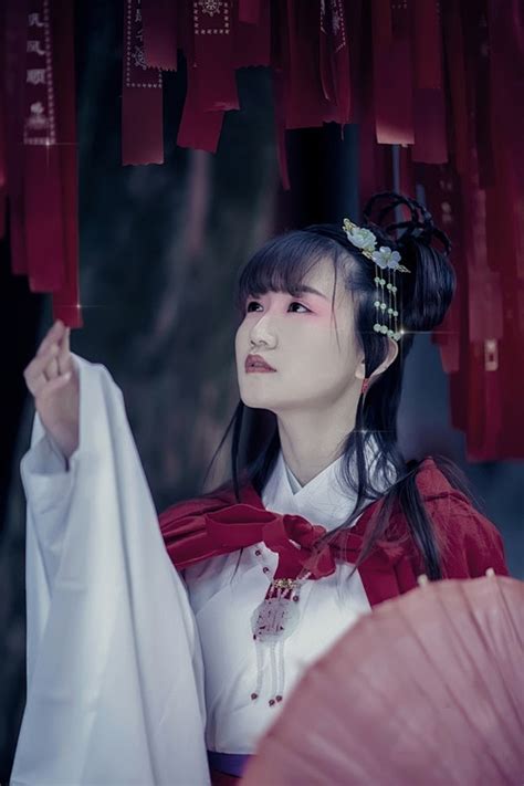 香冉冉绣重重玉人共倚阑干角月华犹在小池东入人怀吹鬓影可怜风