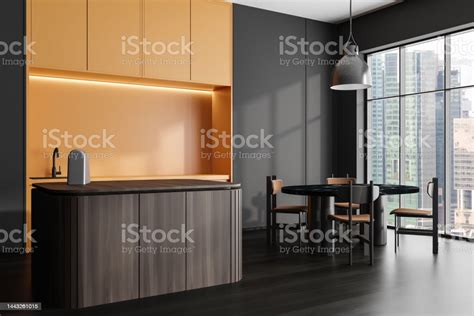 파노라마 창문 근처에 바 조리대와 식탁이 있는 회색 주방 인테리어 0명에 대한 스톡 사진 및 기타 이미지 0명 3차원 형태