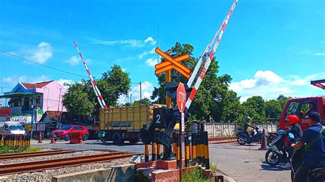 KA SANCAKA RAILROAD CROSSING INDONESIA Palang Perlintasan Kereta Api