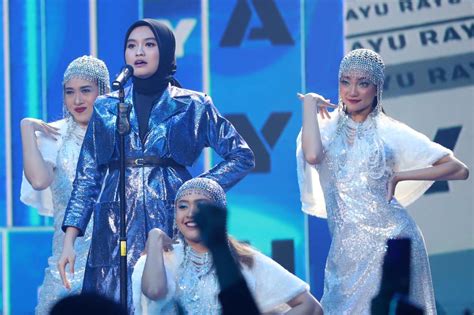 FOTO Aksi Salma Di Panggung Babak Spektakuler Show Top 4 Indonesian