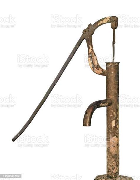 오래된 풍화 녹슨 복고풍 손 물 펌프 고립 된 수직 클로즈업 녹슨 그런 지 금속 지저분한 노란색 갈색 고풍스런에 대한 스톡 사진