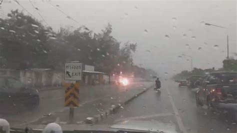 ระทึก ฝนต้นไม้หักโค่นทับสายไฟแรงสูง จนขาดน่าหวาดเสียวเสี่ยงเกิดอันตราย