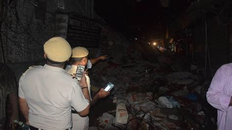 Delhi House Collapse लाहौरी गेट में भरभराकर गिरा दो मंजिला मकान बच्ची